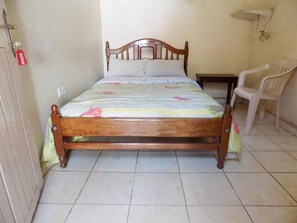 1 quarto, cofre no quarto, secretária, ferro/tábua de engomar