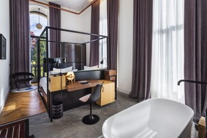 Quarto premium | Frigobar, cofres nos quartos, escrivaninha, cortinas blackout