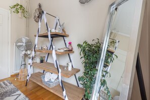 2 quartos, com decoração personalizada, com mobília individualizada