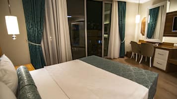 Quarto casal ou duplo standard, vista para a cidade | Roupas de cama premium, frigobar, cofres nos quartos, escrivaninha