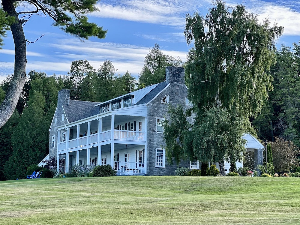 Valcour Inn & Boathouse - Plattsburgh, NY