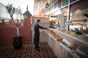 Pequeno-almoço tipo buffet diário (6 EUR por pessoa) 