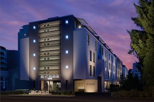 Fachada da propriedade à noite