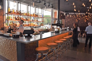 2 bares/lounges