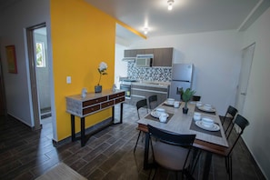 Apartamento empresarial, 2 quartos, cozinha | Área de estar | TV de tela plana 36 polegadas com canais a cabo, TV, Netflix