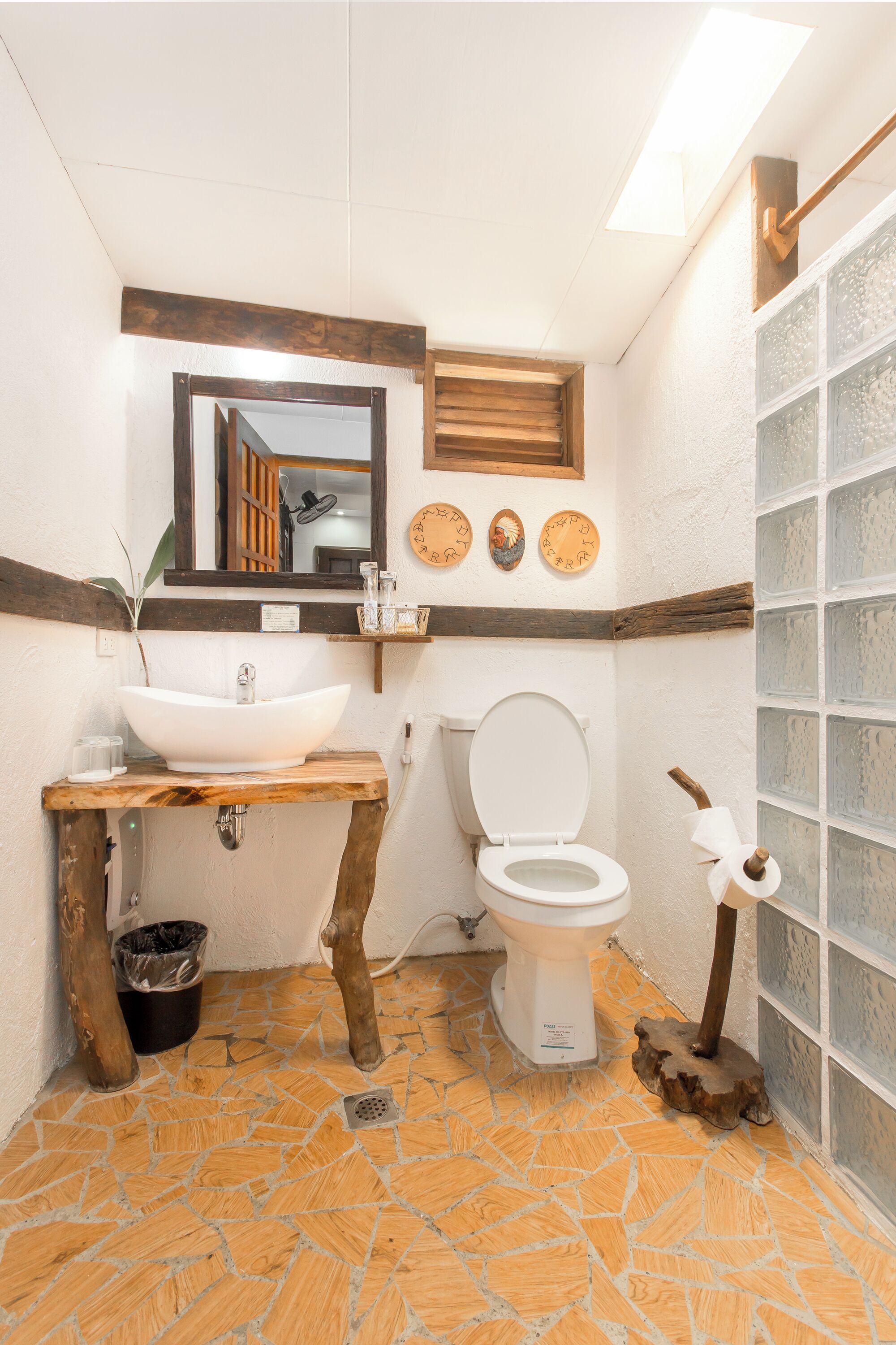 Casa de banho com lavatório branco, sanita e zona de duche.