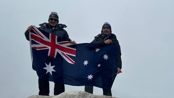 Duas pessoas segurando uma bandeira.