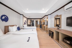 Quarto família, 3 camas de solteiro (Koko) | Cofres nos quartos, escrivaninha, ferros/tábuas de passar roupa