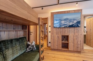 Deluxe Apartment, 3 Bedrooms, Garden View  | Cofre no quarto, com decoração personalizada 