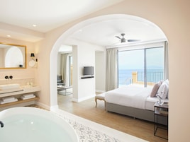 Suite Deluxe, piscina privativa | Casa de banho | Produtos de higiene exclusivos, um secador de cabelo, roupões, chinelos