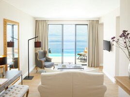 Suíte luxo, piscina particular | 1 quarto, roupas de cama premium, frigobar, cofres nos quartos