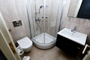 Quarto triplo standard | Banheiro | Chuveiro, produtos de toalete grátis, secador de cabelo, chinelos