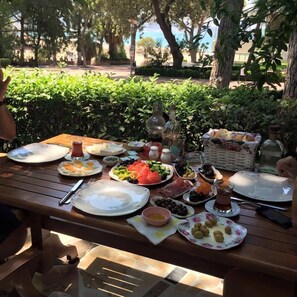 Café da manhã com buffet grátis todos os dias