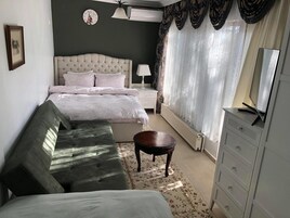 Quarto quádruplo standard | Cofres nos quartos, quartos à prova de som