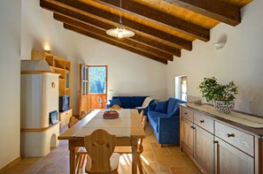 Apartamento, 2 quartos, vista para o lago | Sala | TV de ecrã plano 