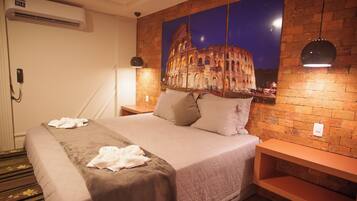 Frigobar, escrivaninha, espaço de trabalho para notebook