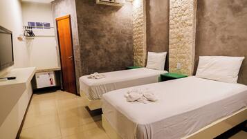 Frigobar, escrivaninha, espaço de trabalho para notebook