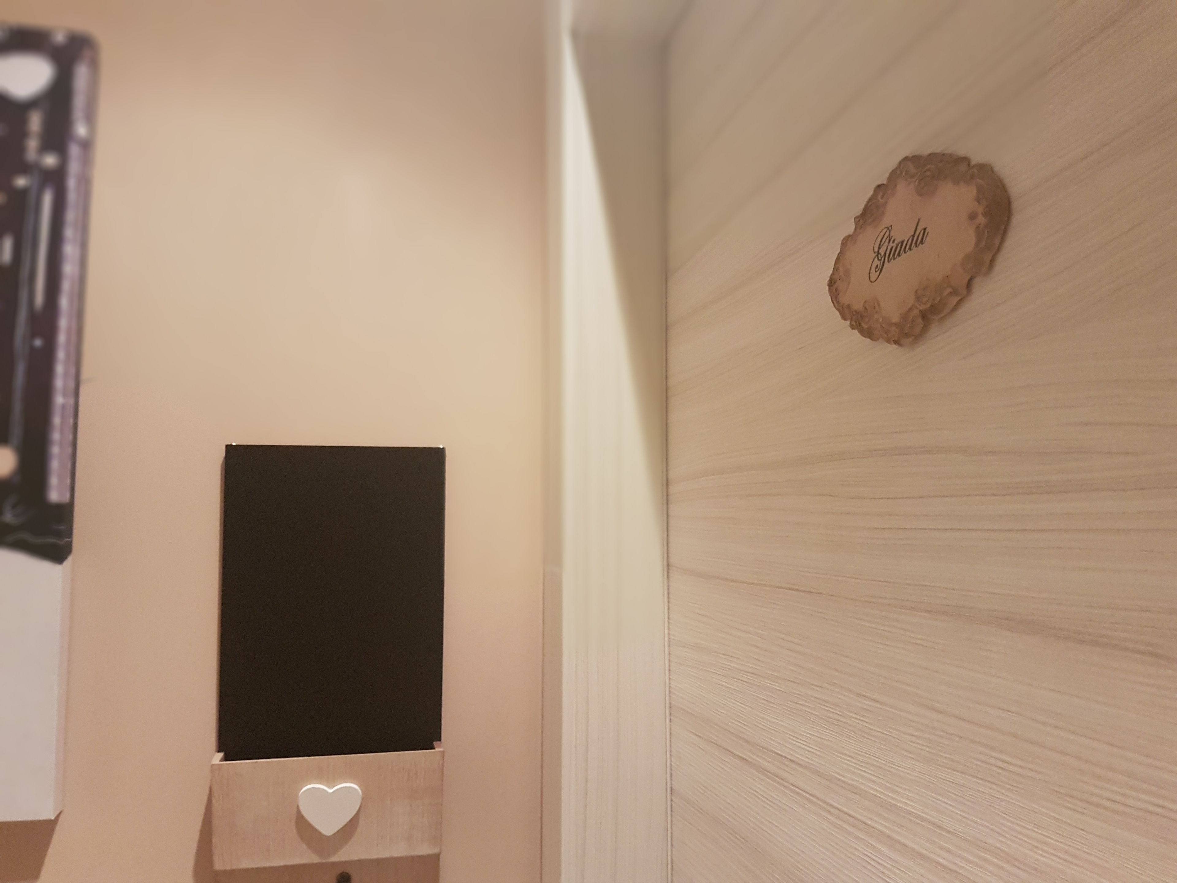 Pared de madeira com uma placa e um quadro negro.