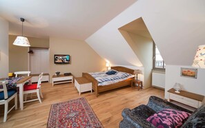 Quarto triplo exclusivo, vista para o jardim | Cofres nos quartos, escrivaninha, berços (sobretaxa), Wi-Fi de cortesia