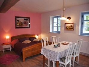 Apartamento conforto, 1 quarto, vista para o jardim | Cofres nos quartos, escrivaninha, berços (sobretaxa), Wi-Fi de cortesia