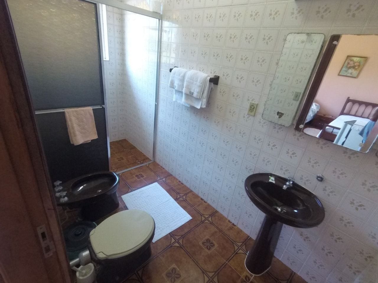 Um banheiro pequeno com vaso sanitário, bidê e pia.