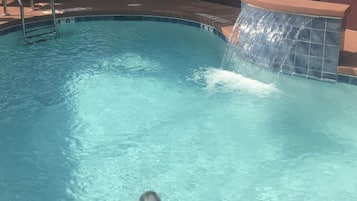 Piscina externa, espreguiçadeiras