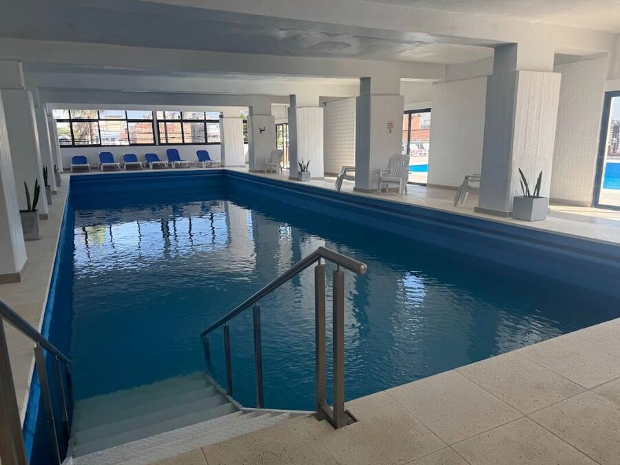 Piscina interna, piscina externa, espreguiçadeiras