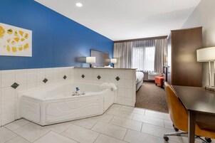 Quarto standard, 1 cama King, para não fumantes, banheira de hidromassagem | Individualmente decorados, individualmente mobiliados, escrivaninha