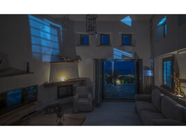 Villa de Luxo, 3 quartos, 2 casas de banho, em frente à praia | Sala | TV de ecrã plano, lareira 