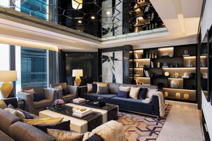 Suite Royal | Sala de estar | Televisor LCD 