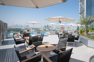 Serve almoços, jantares e happy hour 