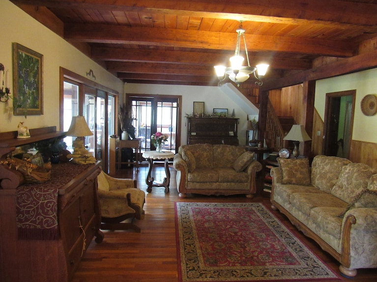 Country Retreat Nestled In Wooded Valley\n\n\n - 侯斯頓