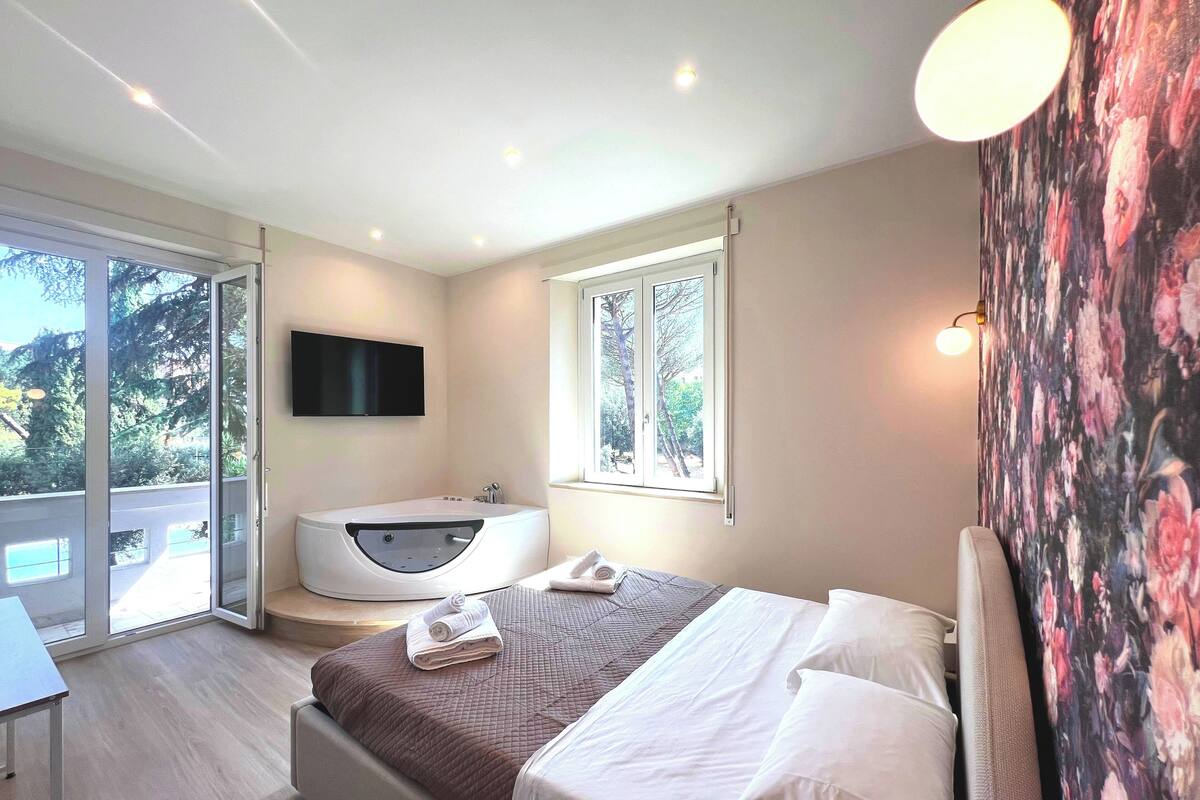 Quarto Duplo de Luxo, banheira de hidromassagem grande | Cofre no quarto, secretária 