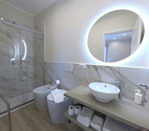 Quarto Duplo de Luxo, banheira de hidromassagem grande | Casa de banho | Artigos de higiene ecológicos, um secador de cabelo, um bidé 