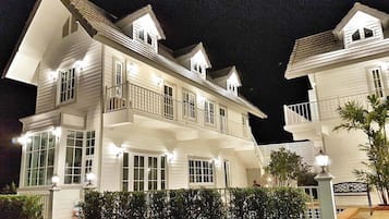 Fachada do alojamento (tarde/noite)