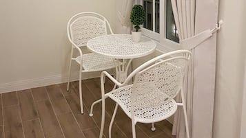 Double Room with Pool View | Sala de estar | Televisor de ecrã plano de 32 polegadas com canais por cabo, televisor