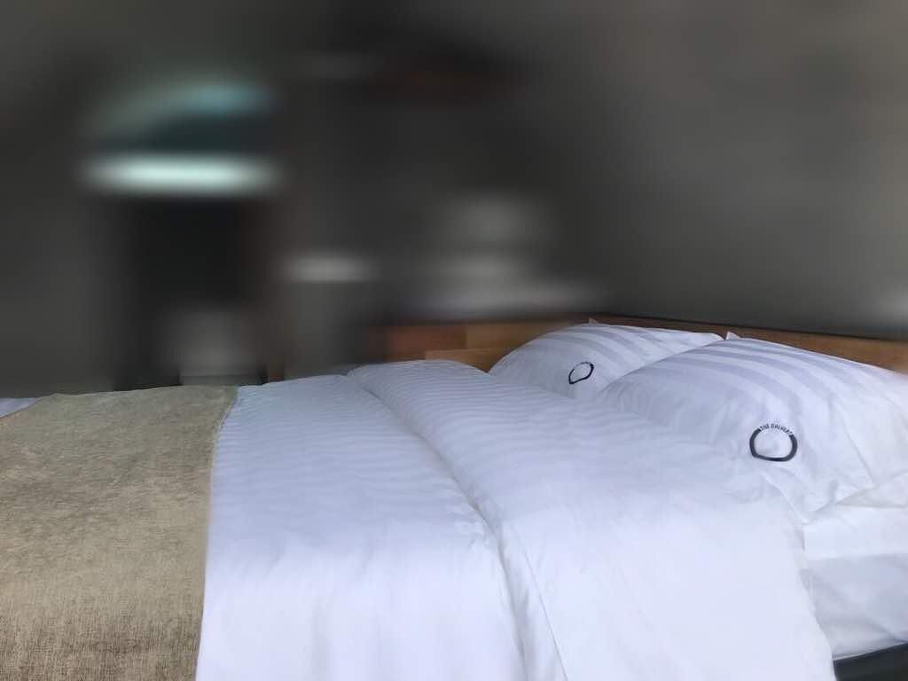 Cofres nos quartos, cortinas blackout, quartos à prova de som