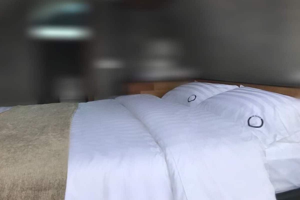 Cofres nos quartos, cortinas blackout, quartos à prova de som