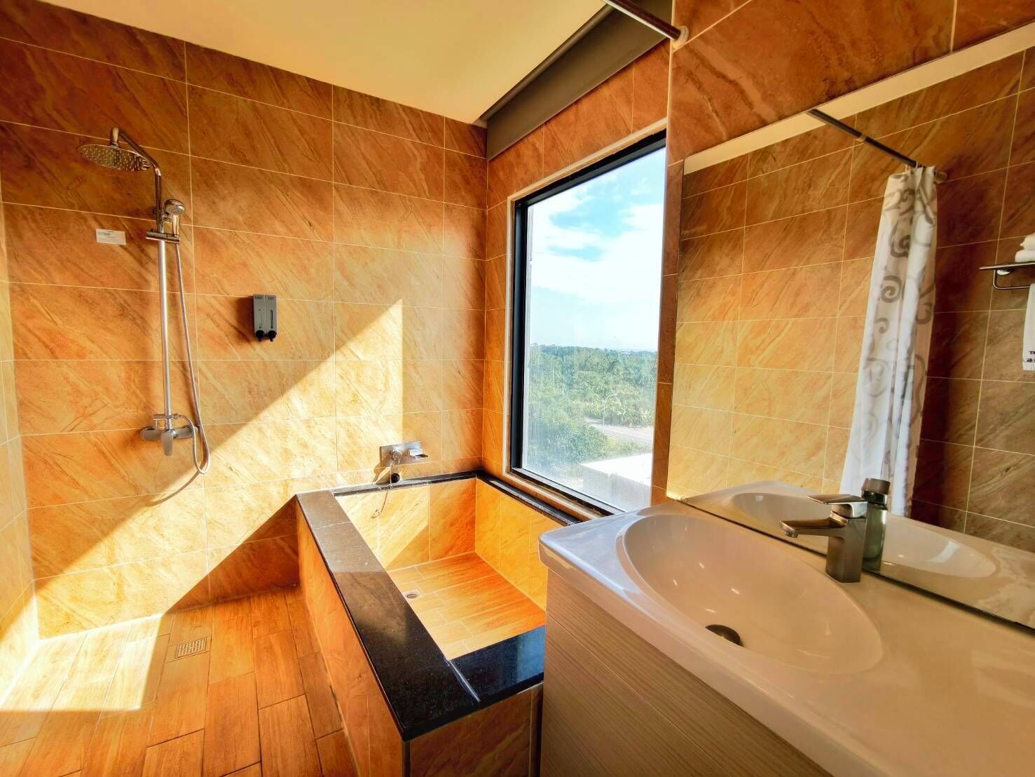 Quarto Twin de Luxo, varanda | Casa de banho | Um polibã, um chuveiro fixo, um secador de cabelo, chinelos 