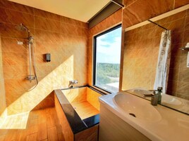 Quarto Twin de Luxo, varanda | Casa de banho | Um polibã, um chuveiro fixo, um secador de cabelo, chinelos 