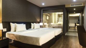 Minibar, cofre no quarto, secretária, cortinas/cortinados opacos