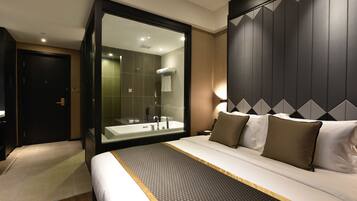 Quarto Duplo Deluxe | Roupa de alta qualidade, secretária, cortinas/cortinados opacos