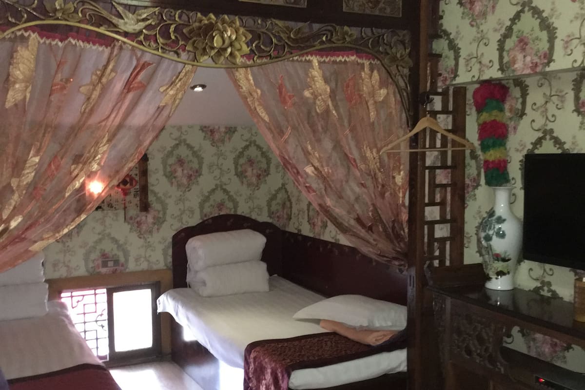 Quarto Twin Standard | Com decoração personalizada, com mobília individualizada, secretária