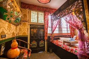 Quarto Romântico | Com decoração personalizada, com mobília individualizada, secretária 