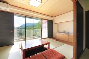 Quarto tradicional (Japanese-style, for 6 guests) | Roupas de cama premium, cofres nos quartos, individualmente decorados