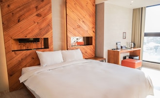 Quarto casal luxo | Edredons de pluma, escrivaninha, cortinas blackout