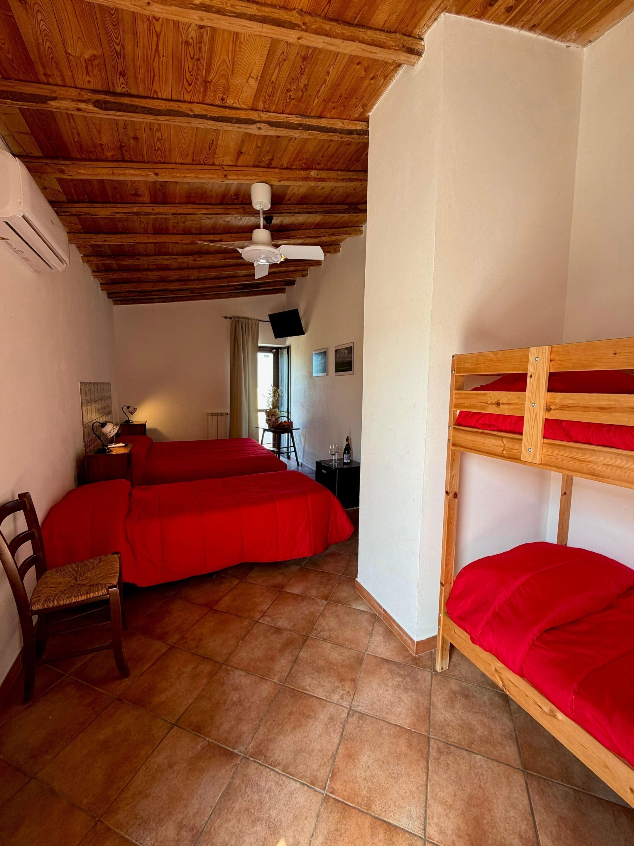 Suite Clássica, casa de banho privativa, vista para o pátio (Quintupla) | Cortinas/cortinados opacos, acesso para cadeira de rodas 