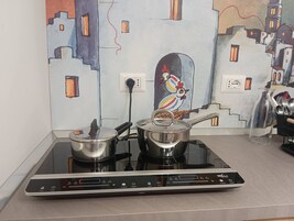 Quarto casal superior, banheiro privativo (Camera 6) | Cozinha privada