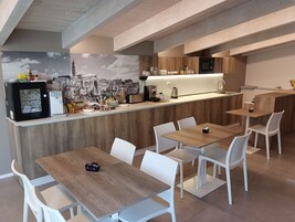 Café da manhã mediante uma taxa