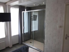 Produtos de toalete grátis, secador de cabelo, toalhas de banho 